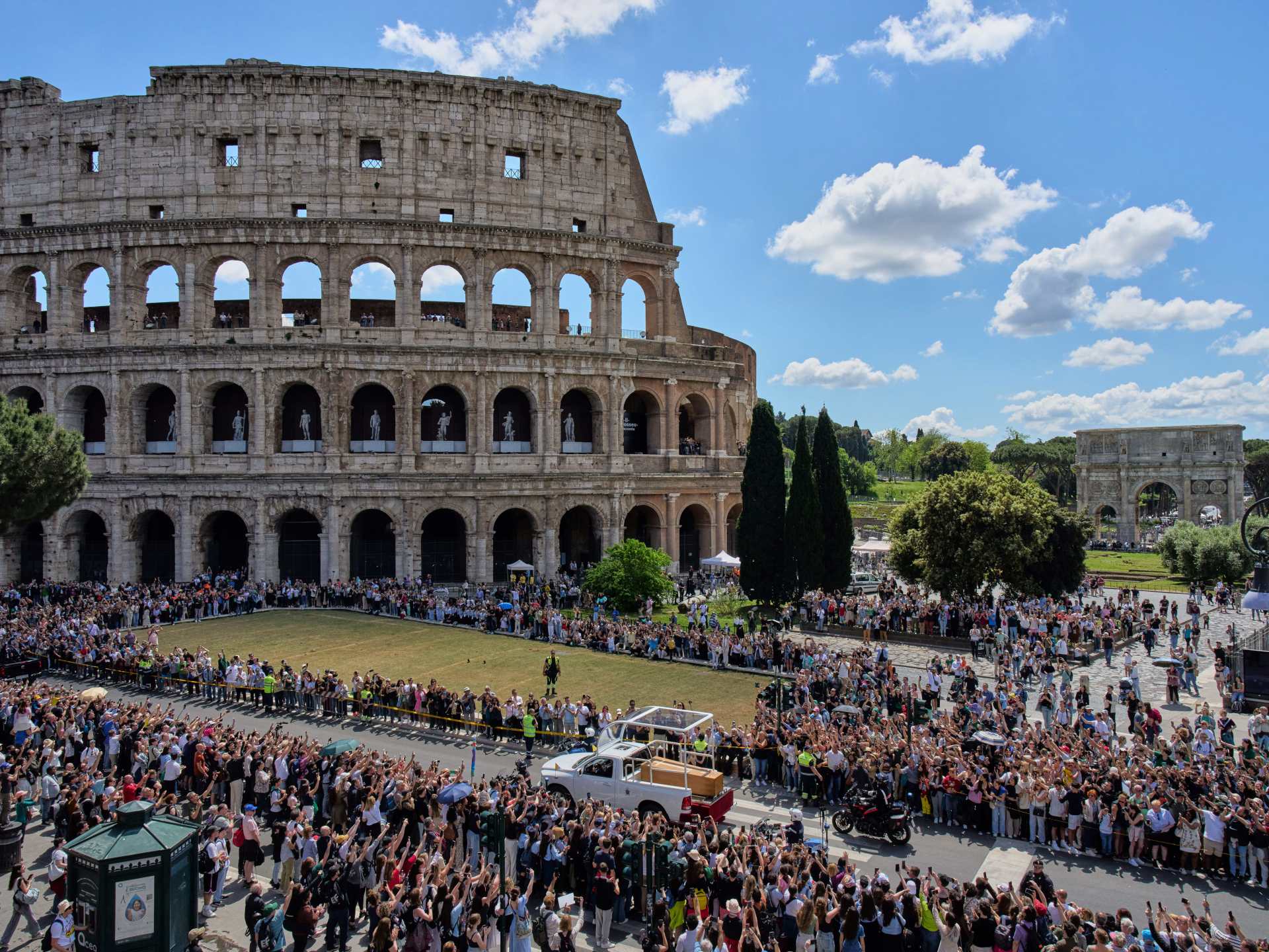 Week in photos: from Pope Francis Funeral to “massive” explosion in ...