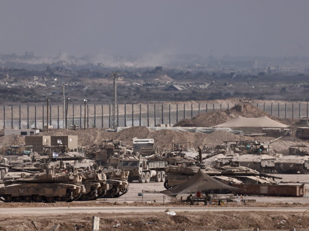 Israel Bombs that once hit the Gaza City Zeitoun district with rubble ...